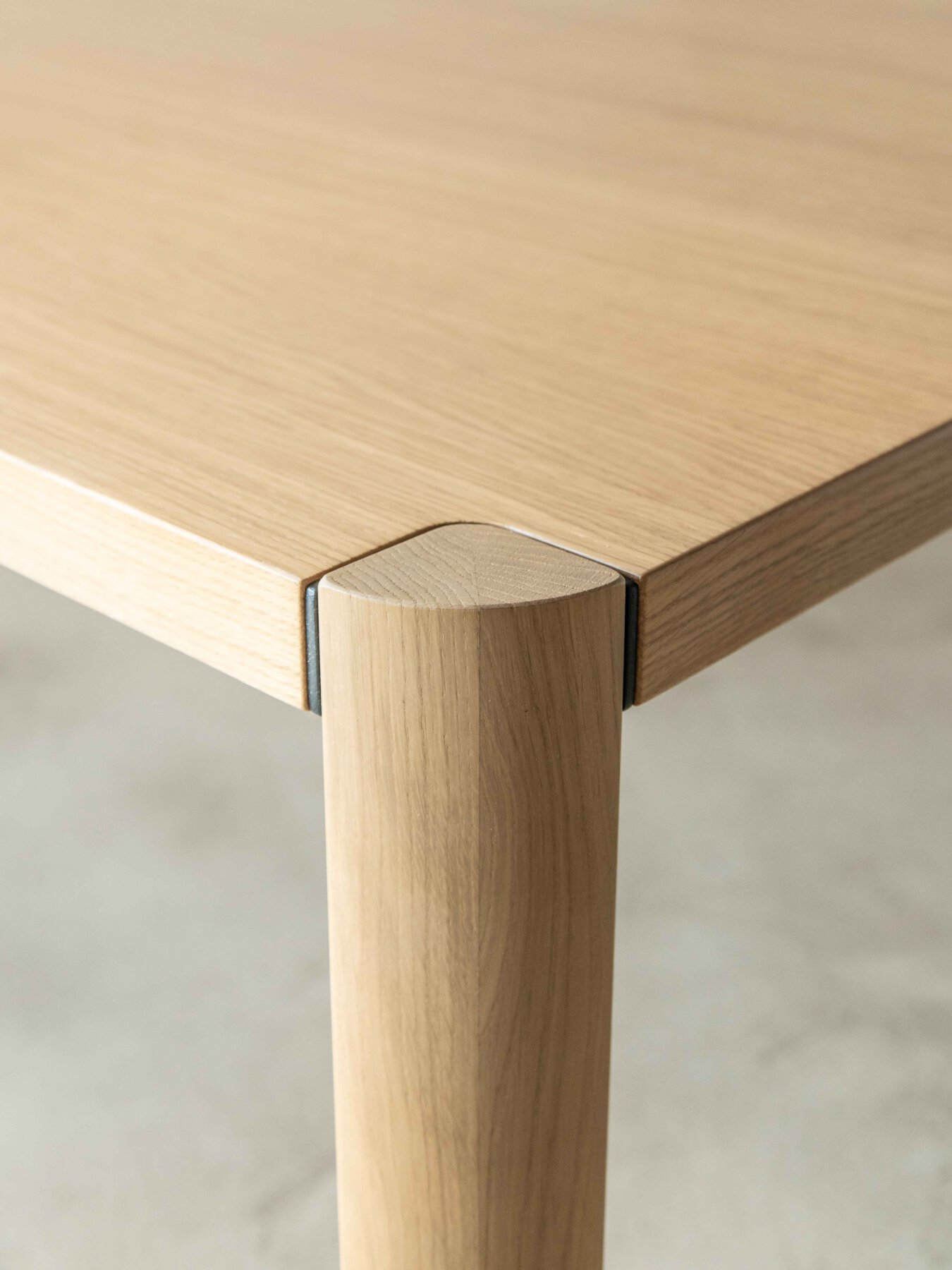 Thonet Table 1140 | Studio Aisslinger