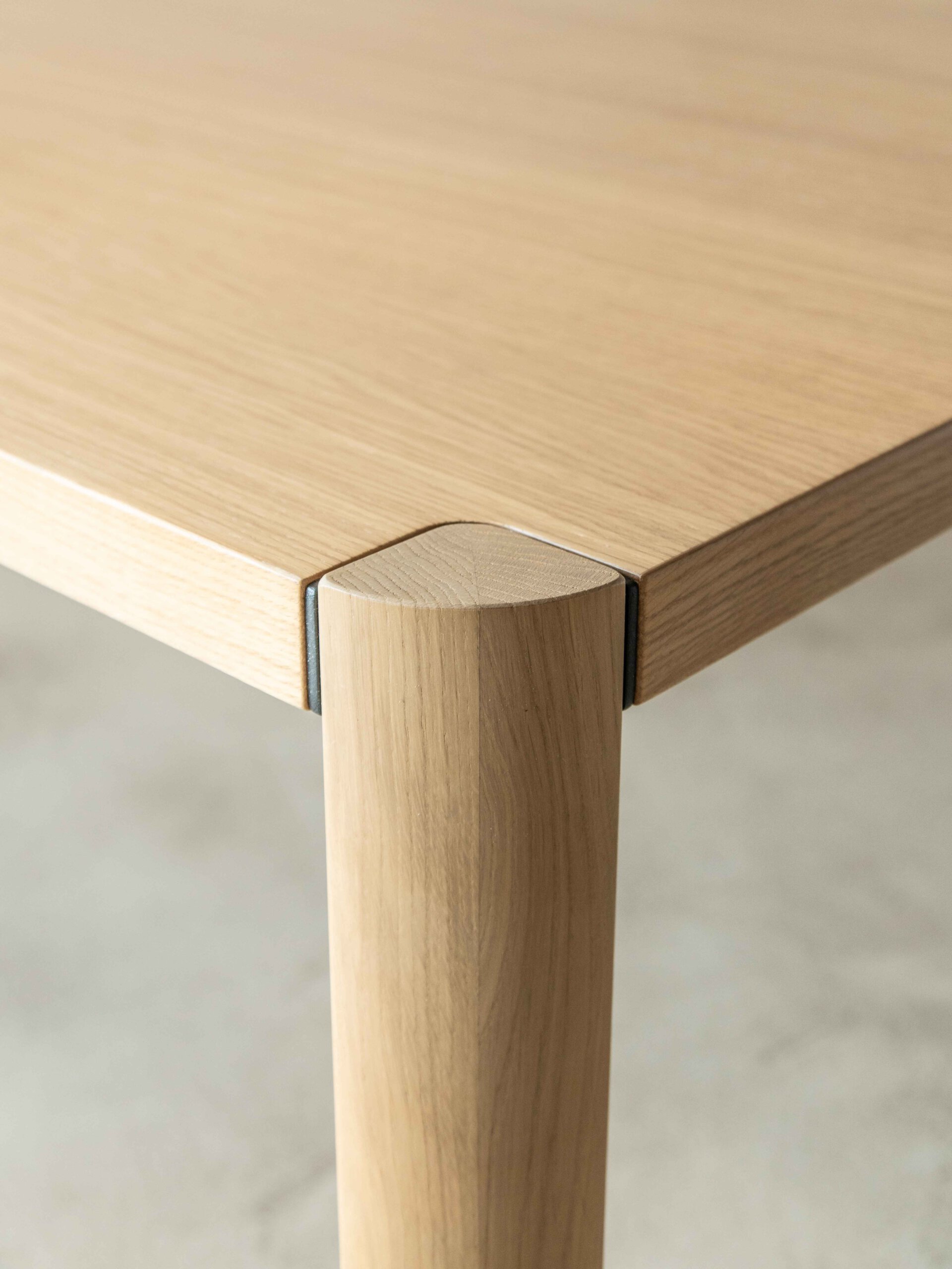Thonet Table 1140 | Studio Aisslinger