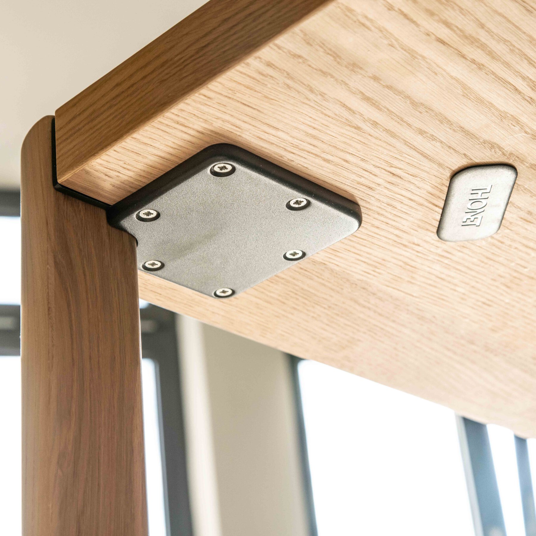 Thonet Table 1140 | Studio Aisslinger