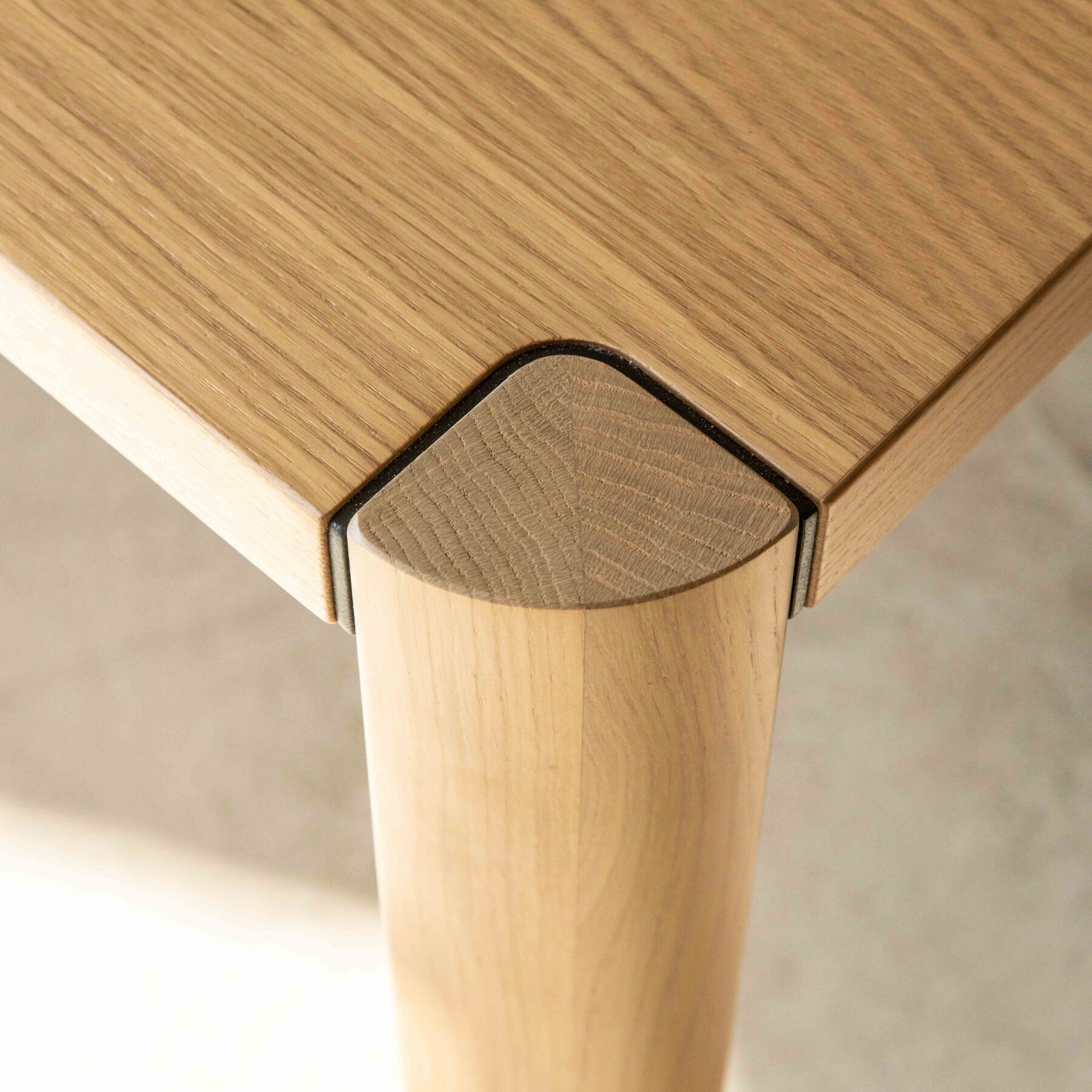 Thonet Table 1140 | Studio Aisslinger